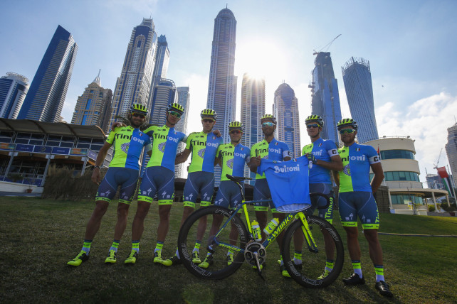 El tinkoff al completo posando con los majestuosos... | Marca.com