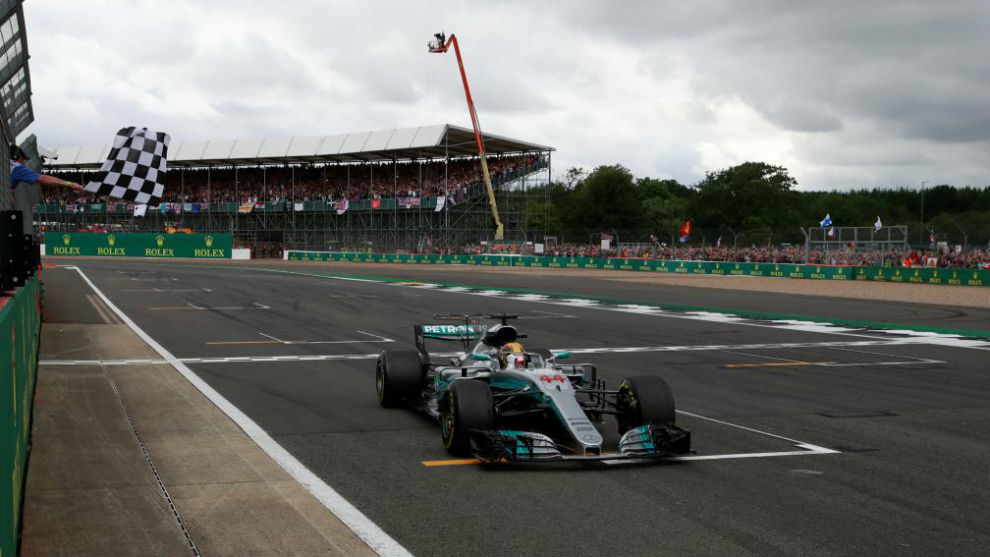 Four in a row for Hamilton as blowout hits Vettel | MARCA in English