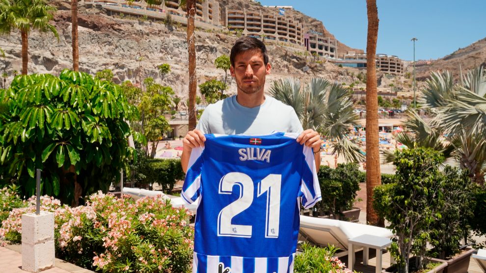 Real Sociedad: David Silva begins life as a Real Sociedad player ...