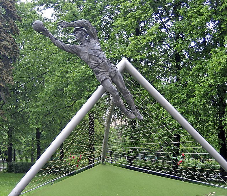 Best and worst football statues | Marca