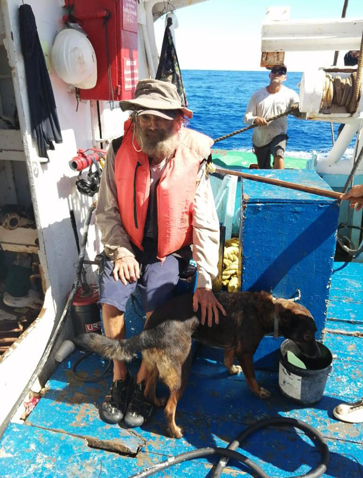Australian sailor found after months at sea parts ways with his dog | Marca