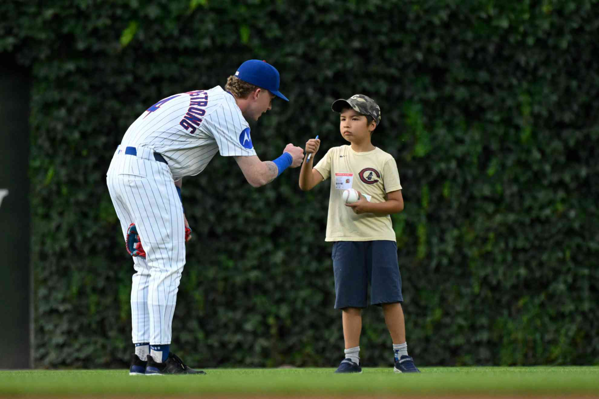 Cubs superstar Pete Crow-Armstrong surprised young fans at a ...